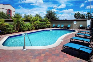 Piscina exterior, espreguiçadeiras 