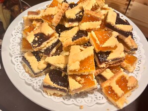 Pequeno-almoço completo diário (9 EUR por pessoa) 