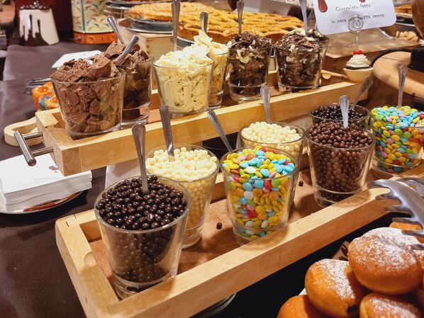 Pequeno-almoço completo diário (9 EUR por pessoa) 