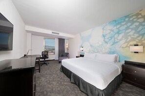 Edredões de penas, camas de colchão pillowtop, cofre no quarto 