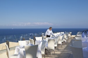 3 restaurantes, pequenos-almoços servidos