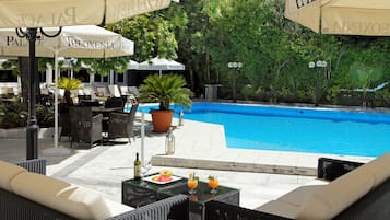 Piscina exterior, espreguiçadeiras