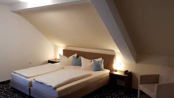 Roupa hipoalergénica, minibar, cofre no quarto, secretária