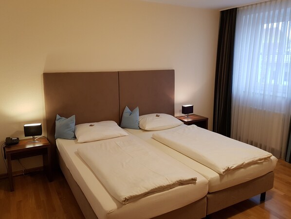 Roupa hipoalergénica, minibar, cofre no quarto, secretária