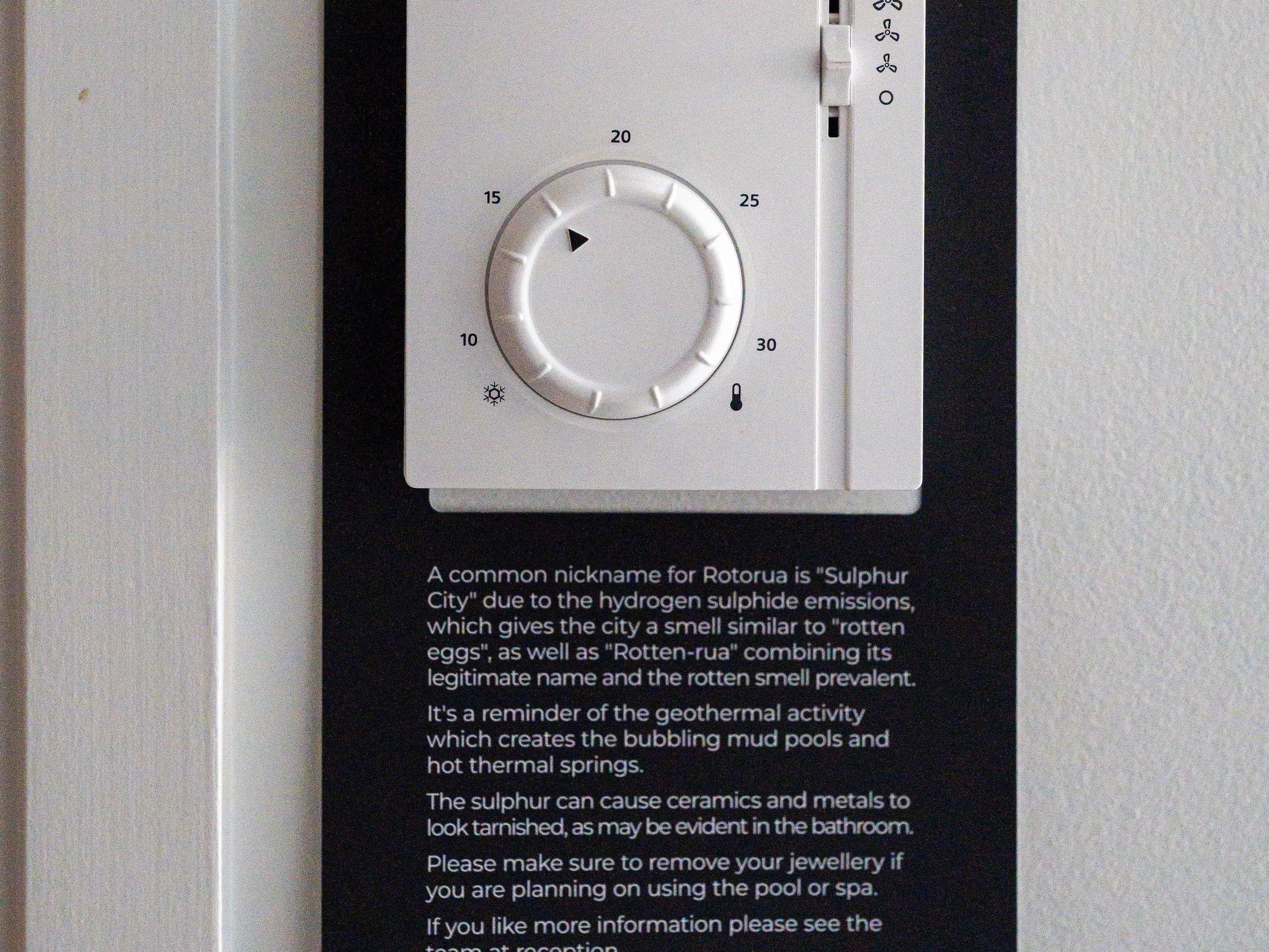 Painel de controle com um mostrador e um conjunto de instruções abaixo.
