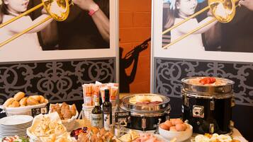 Café da manhã com buffet todos os dias (EUR 10 por pessoa)