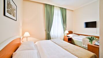 Cofre no quarto, secretária, berços/camas para crianças grátis