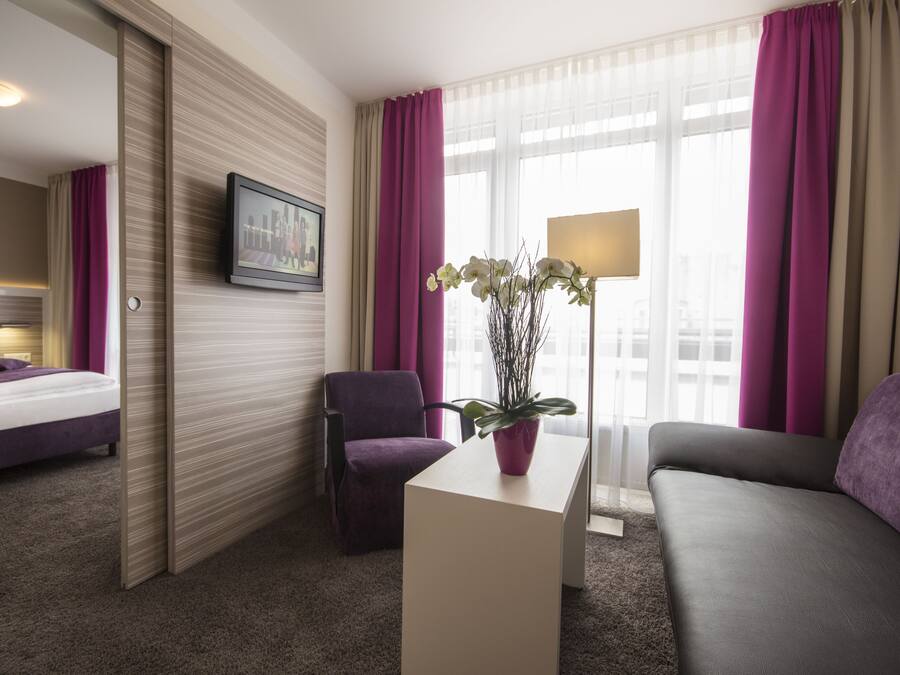 Suite-Estúdio | Sala | Televisor de ecrã plano de 45 polegadas com canais via satélite