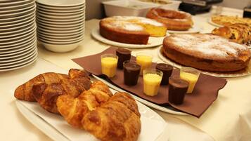 Café da manhã com buffet grátis todos os dias