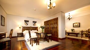 Roupas de cama premium, frigobar, cofres nos quartos, escrivaninha