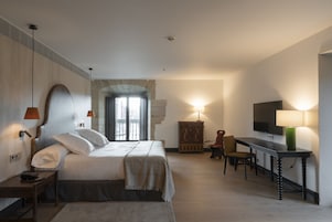 Roupas de cama premium, frigobar, cofres nos quartos, escrivaninha