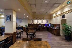 Pequeno-almoço tipo buffet diário mediante uma taxa 