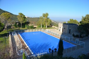 Piscina externa sazonal, guarda-sóis, espreguiçadeiras