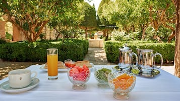 Pequeno-almoço tipo buffet diário (21.00 EUR por pessoa)