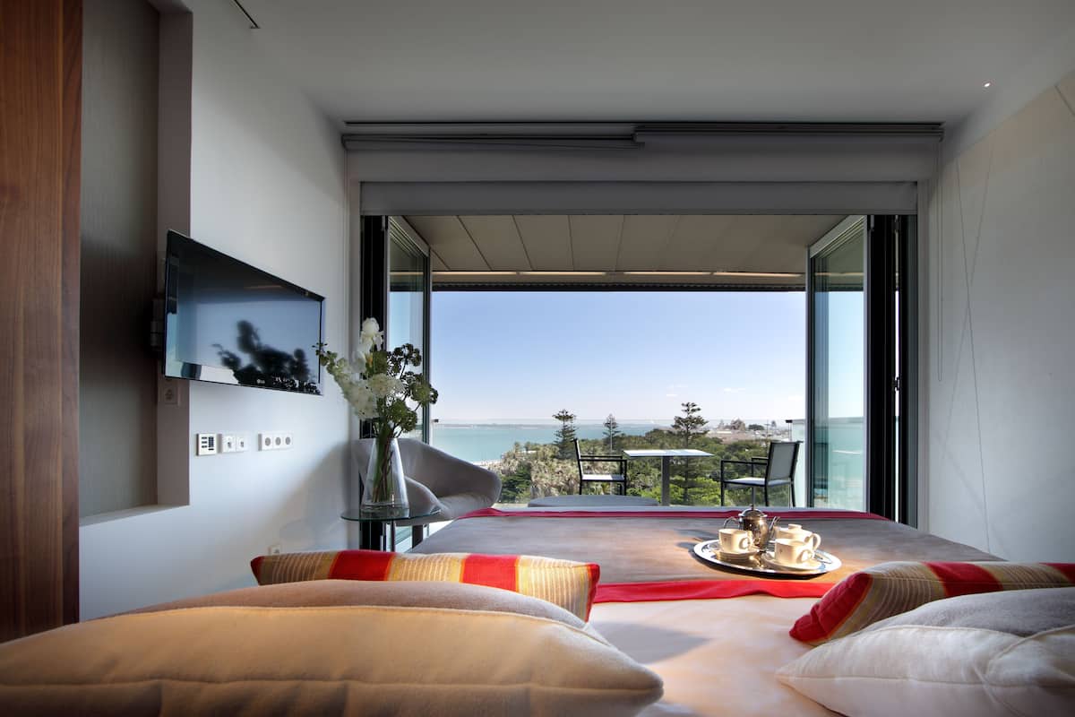 Minibar, cofre no quarto, secretária 