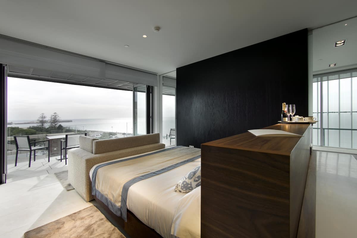 Minibar, cofre no quarto, secretária 
