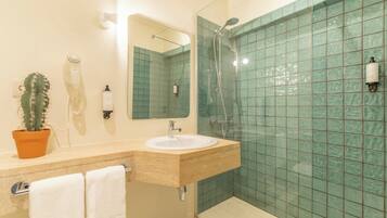 Quarto Duplo, vista para o mar | Casa de banho | Um polibã, um chuveiro fixo, toalhas fornecidas