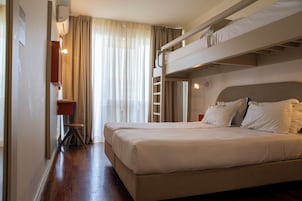 Quarto família | Individualmente decorados, individualmente mobiliados, escrivaninha