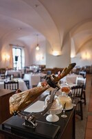 Serviço de almoço e jantar; culinária regional, restaurante ao ar livre 