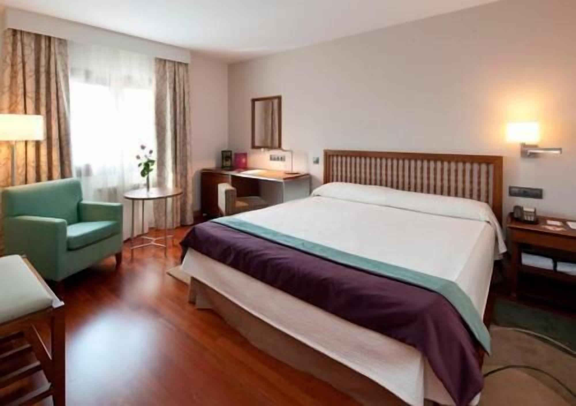 2 quartos, roupa de alta qualidade, edredões de penas, minibar 