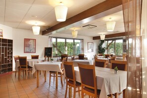 Pequeno-almoço tipo buffet diário mediante uma taxa 