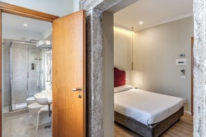 Superior Double Room | Casa de banho | Um polibã, artigos de higiene pessoal grátis, um secador de cabelo 