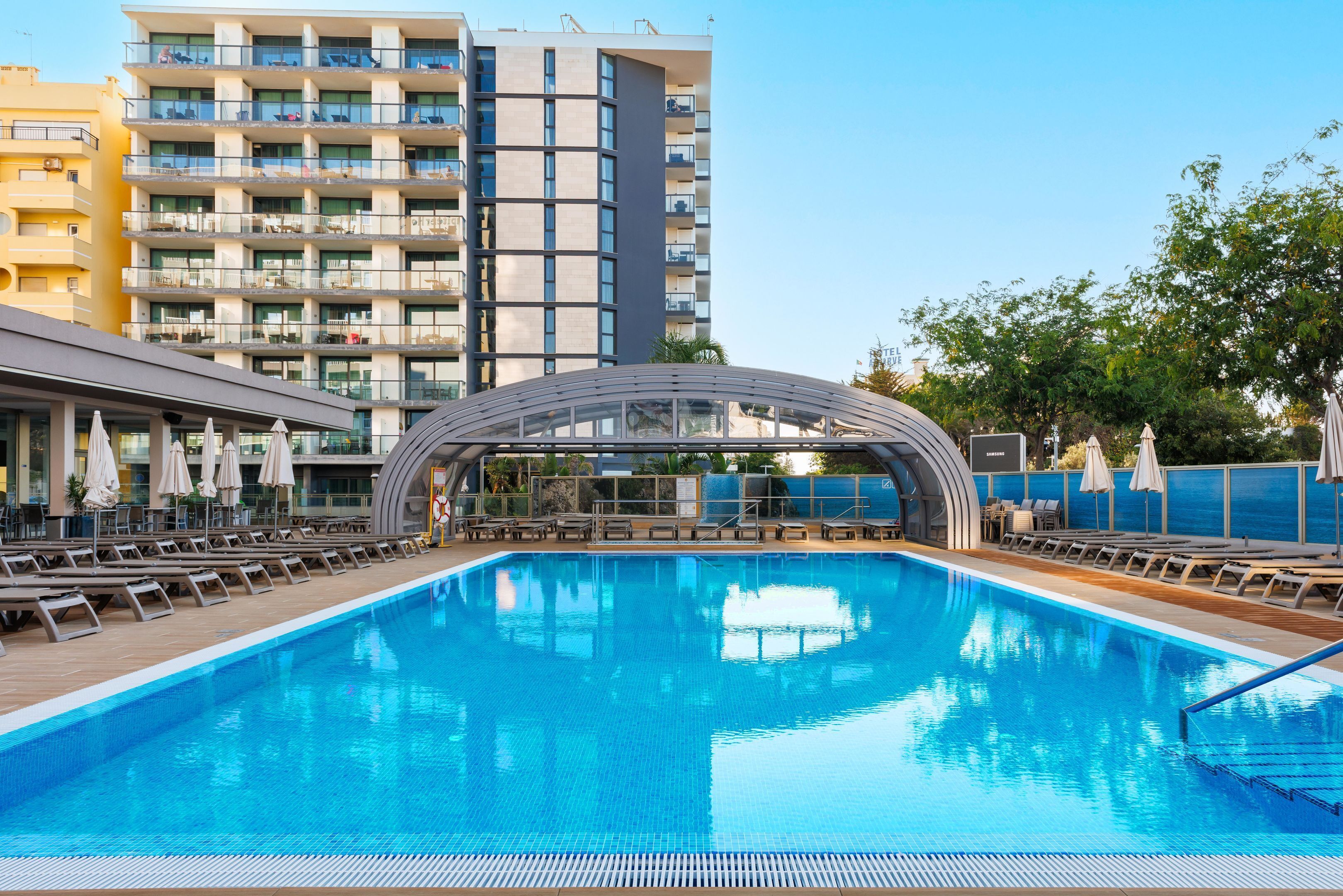 Piscina interior, piscina exterior, da(s) 9:00 à(s) 19:00, guarda-sóis 