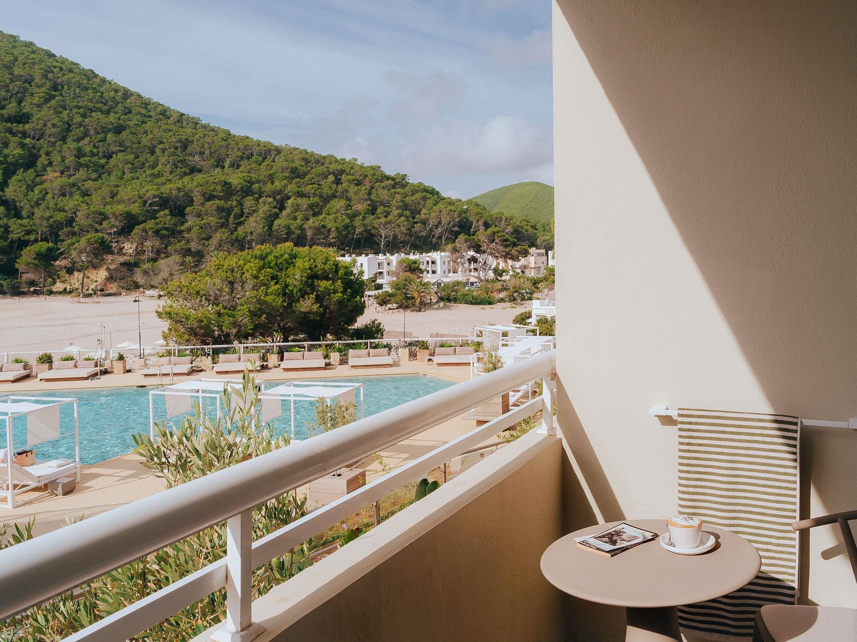 Roupa de alta qualidade, minibar, cofre no quarto, secretária 