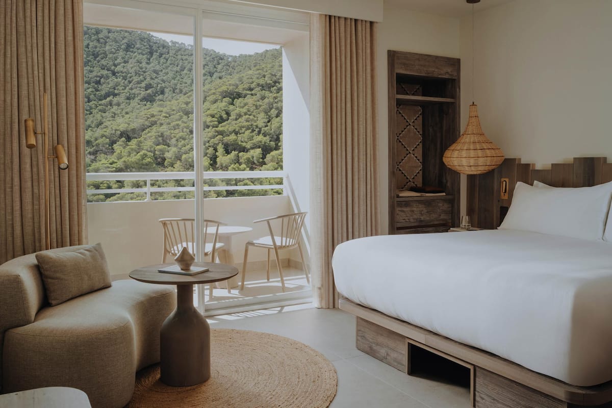 Suite, 2 quartos, vista para o mar | Roupa de alta qualidade, minibar, cofre no quarto, secretária