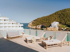 Suite (Headliner) | Roupa de alta qualidade, minibar, cofre no quarto, secretária 