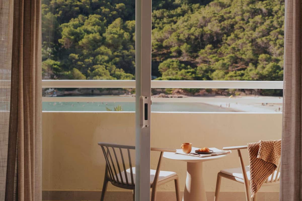 Roupa de alta qualidade, minibar, cofre no quarto, secretária