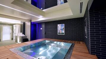 Banheira de hidromassagem interior