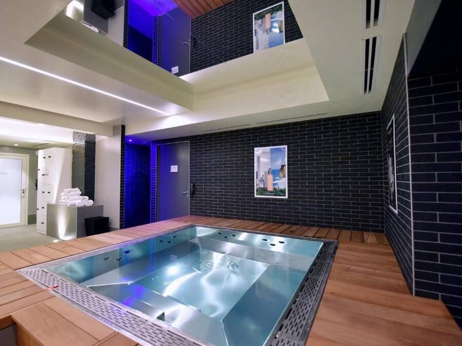 Banheira de hidromassagem interior