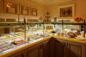 Café da manhã com buffet todos os dias (EUR 17 por pessoa) 