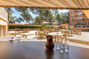 Bar junto à piscina