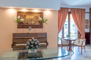 Área de estar no saguão