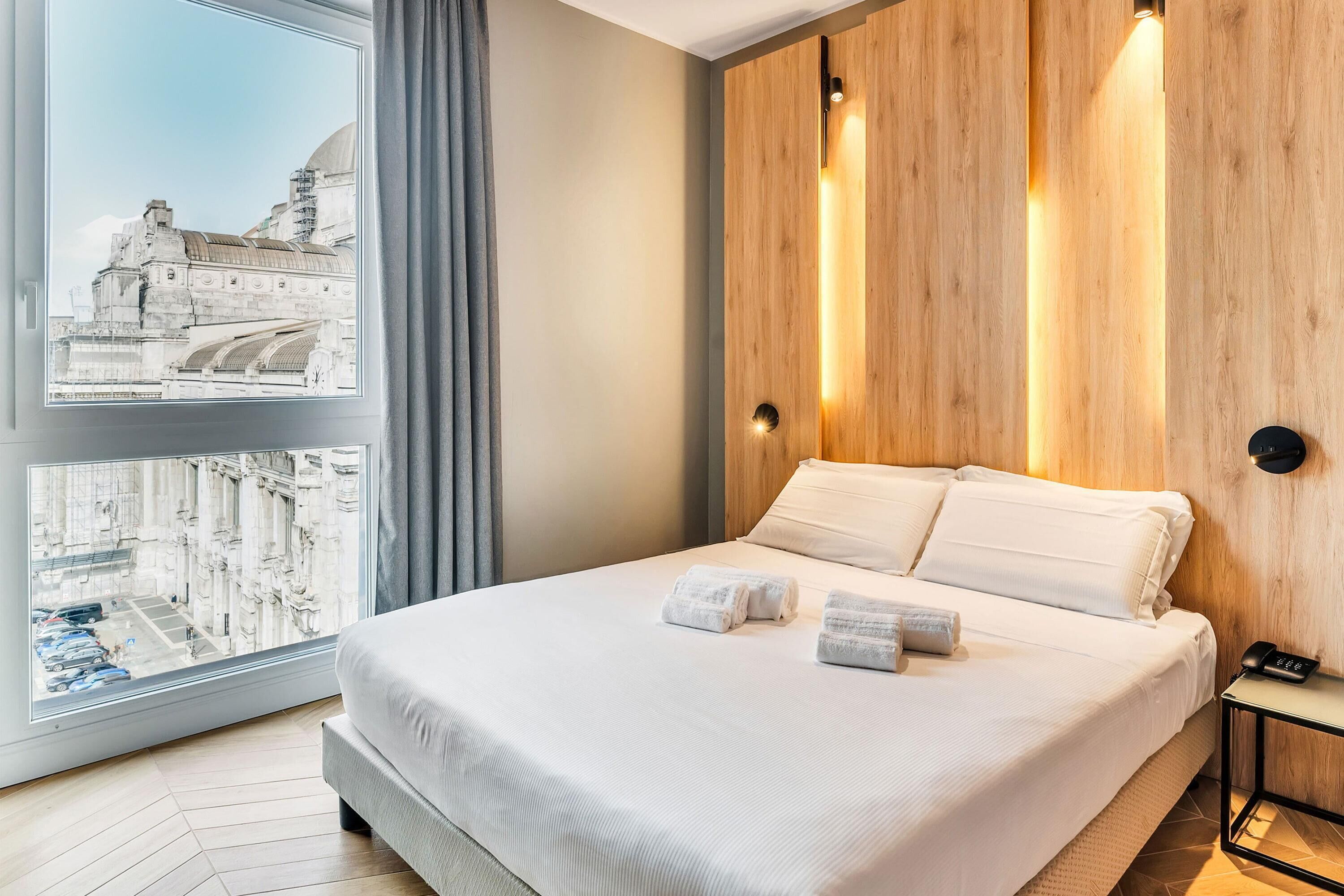 Cofre no quarto, com mobília individualizada, secretária 