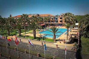 Piscina exterior, guarda-sóis, espreguiçadeiras 