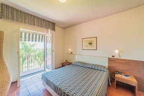 Roupa de alta qualidade, minibar, cofre no quarto, secretária 