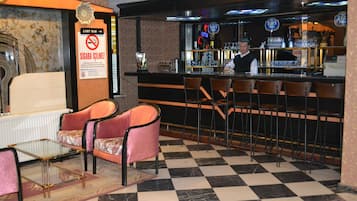Este bar no lobby do hotel