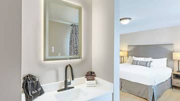 Quarto Standard, 1 cama king-size, vista para o pátio (Courtyard King Studio-Refreshed) | Secretária adequada para computadores portáteis