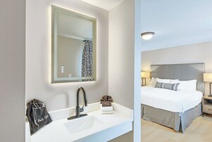 Quarto standard, 1 cama King, vista para o pátio (Courtyard King Studio-Refreshed) | Espaço de trabalho para notebook, cortinas blackout