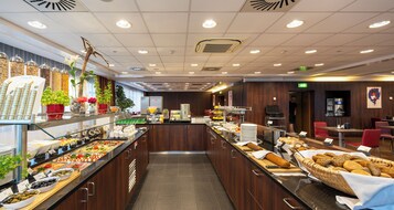 Café da manhã com buffet todos os dias (EUR 16.00 por pessoa)