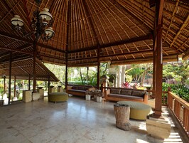 Área de estar no saguão