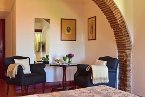 Minibar, cofre no quarto, secretária, quartos insonorizados 