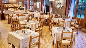 Pequenos-almoços, almoços e jantares servidos