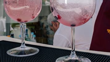 Um bartender servindo uma bebida em um copo.