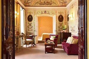 Minibar, cofre no quarto, secretária, quartos insonorizados 