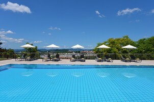 Piscina exterior, espreguiçadeiras 