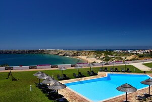 Piscina externa, guarda-sóis, espreguiçadeiras